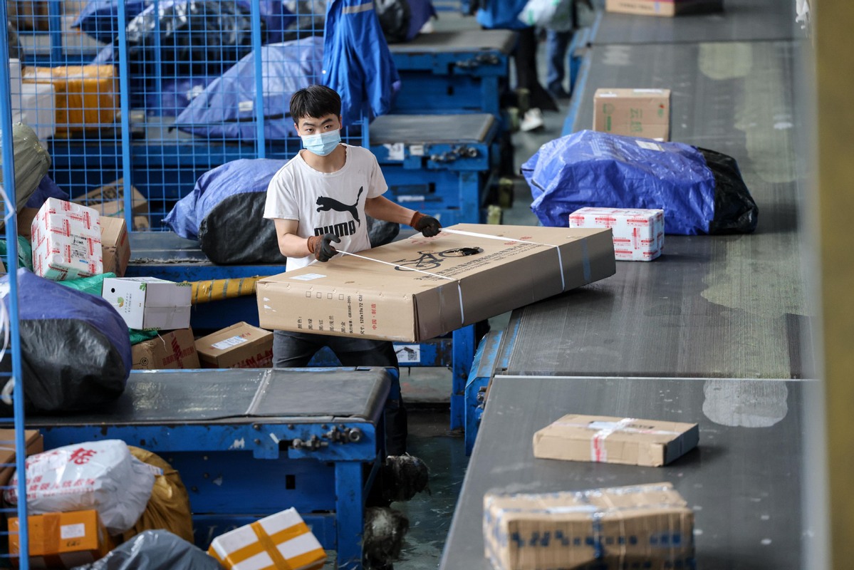 Parcel deliveries hit 50B in 1st half - China.org.cn