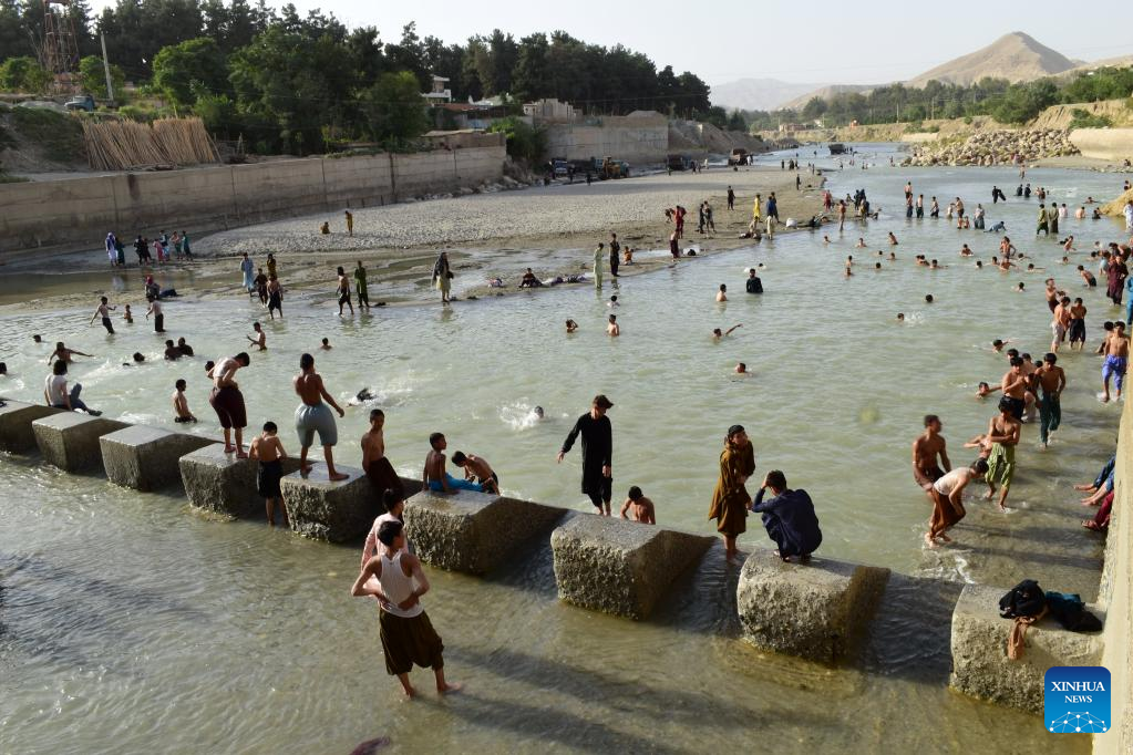 People swim to cool off on hot summer day in Afghanistan- China.org.cn