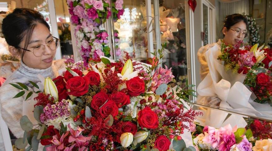 Florists prepare roses ahead of Valentine's Day in Vancouver- China.org.cn