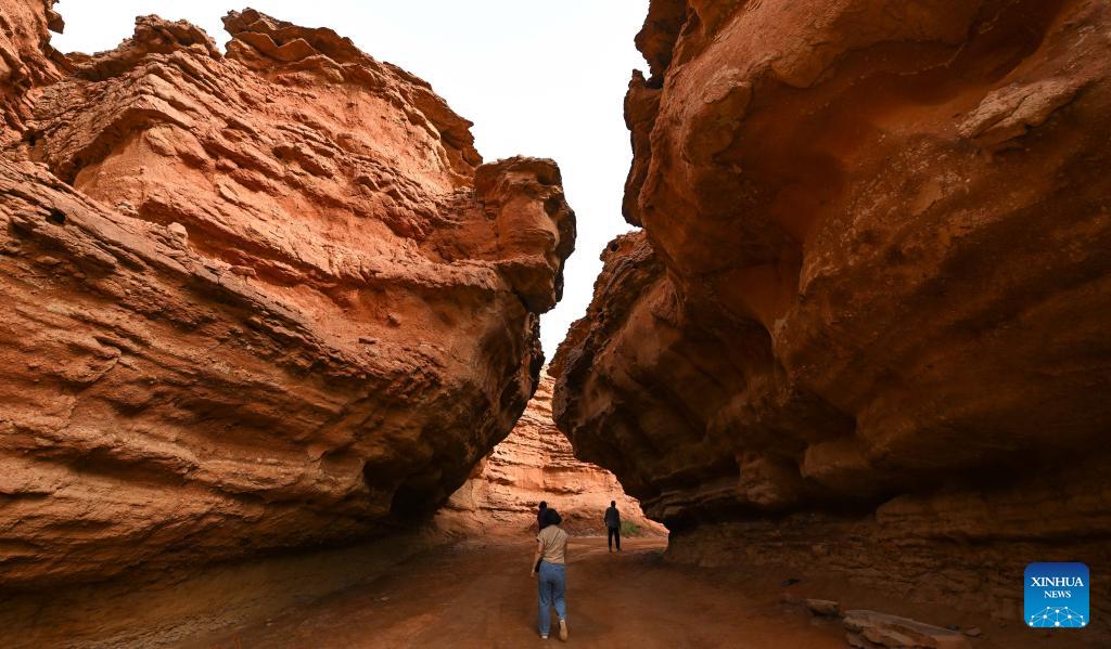 Tourists visit West Dreamy Canyon in Alxa, N China- China.org.cn