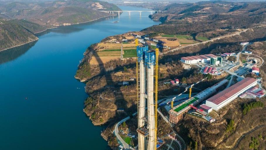 P4 main tower of Hanjiang grand bridge capped in China's Hubei- China ...