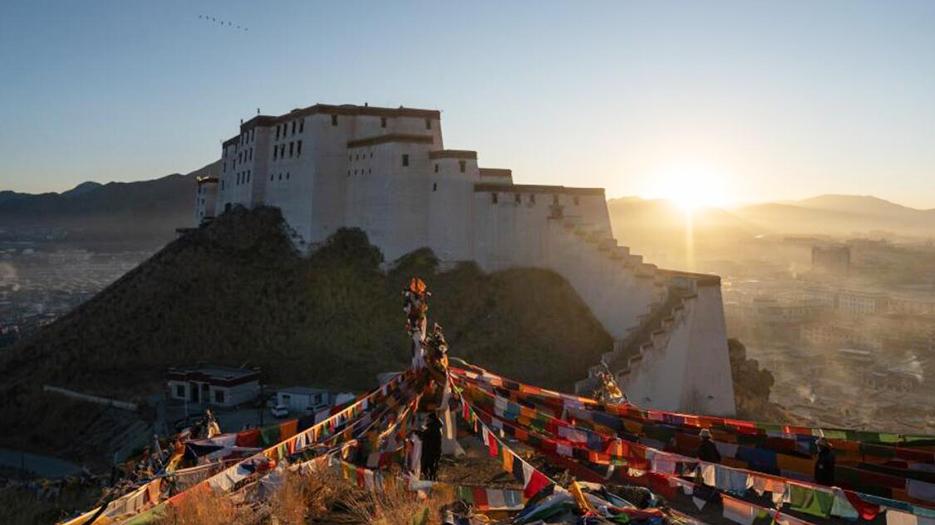 Morning view of Sangzhuzi District in Xizang- China.org.cn