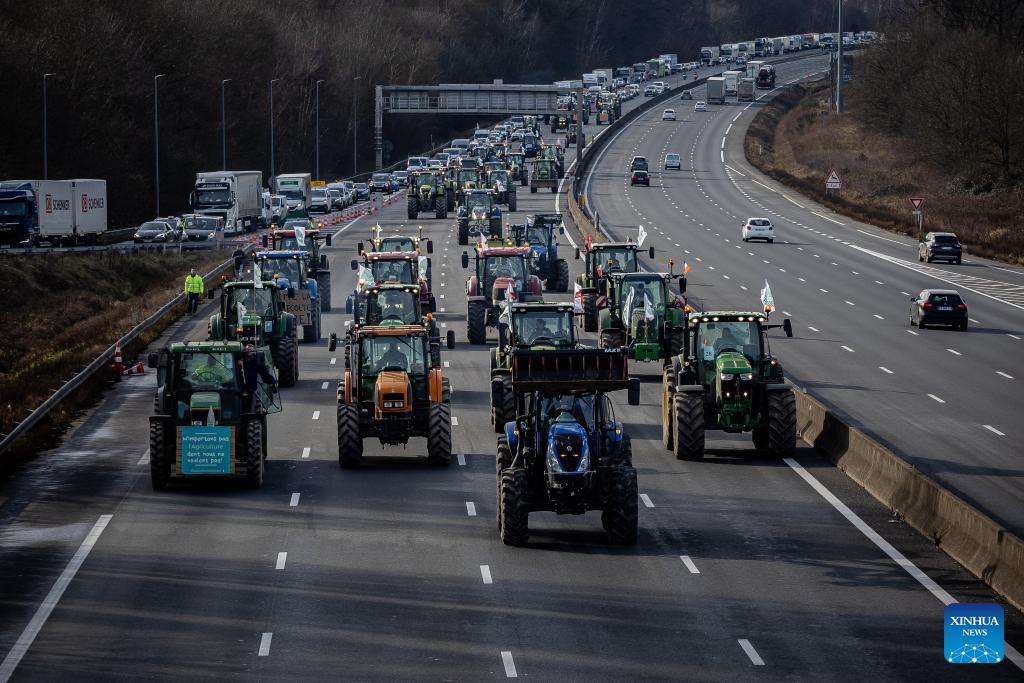 French farmers' protests block highways around Paris - China.org.cn