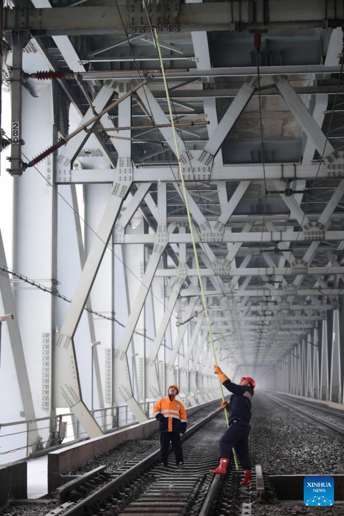 Railway staff make efforts to ensure smooth transportation amid heavy ...