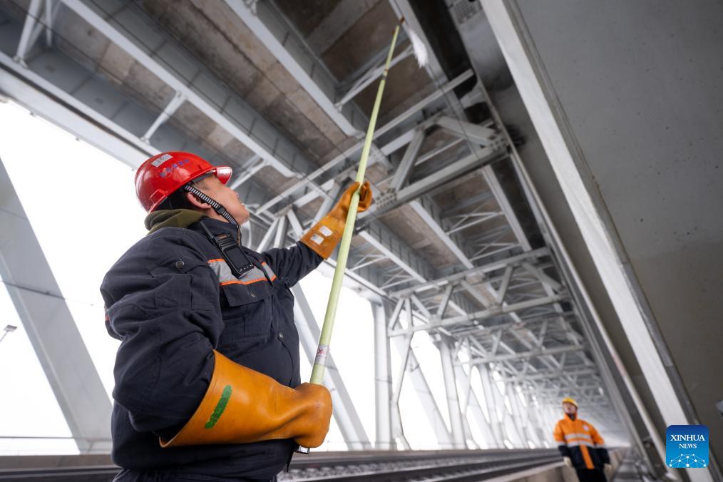 Highway, railway traffic gradually restored in China's freezing ...