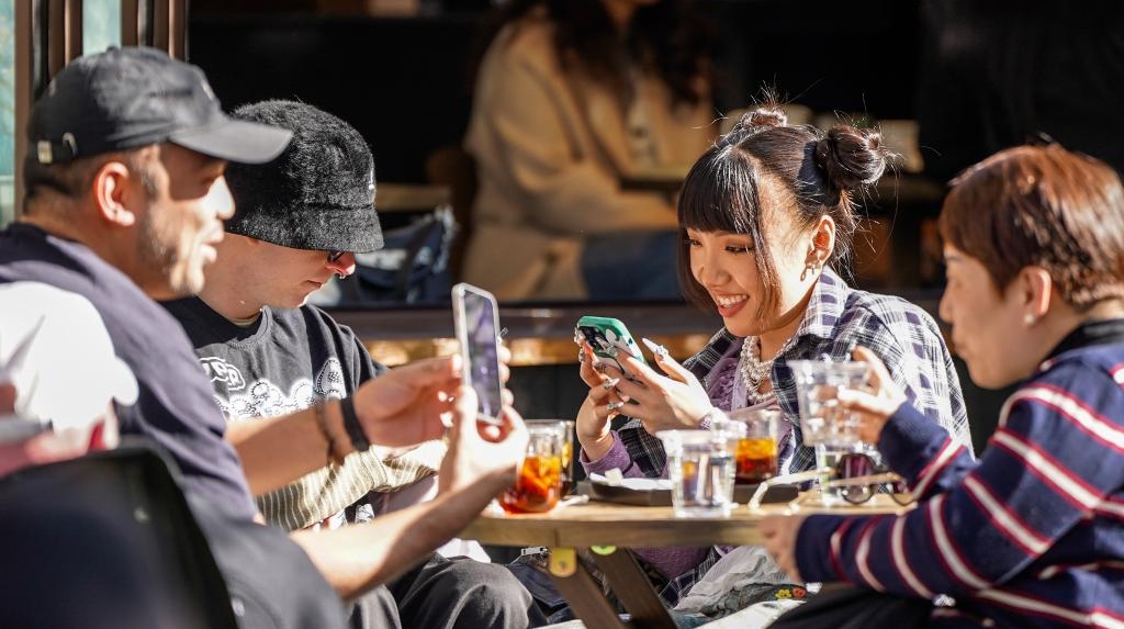 漫步翠湖“文化廊道”：在咖啡飘香中感受人文消费新活力 Cafe businesses infuse vitality into ...