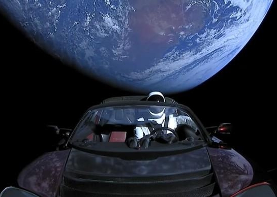 천문학자, 테슬라 로드스터 우주 여행 장면 포착